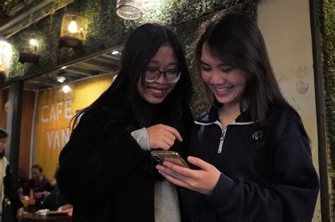 Du Khách Tây Giới Trẻ đua Nhau Checkin Cafe đường Tàu Bảo Vệ Có Như Không