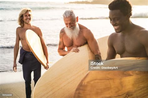 서핑 세션 후 해변에서 즐거운 시간을 보내는 다세대 서퍼 친구들 노인 의 얼굴에 집중 단체에 대한 스톡 사진 및 기타 이미지
