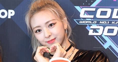 포토 Itzy 유나 막내의 귀여운 하트~