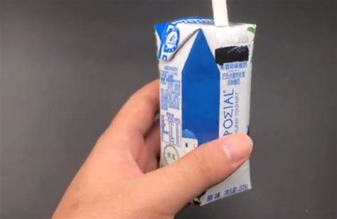 為何酸奶頻頻喝不乾淨？原來上面竟有個小機關，下一秒教你不浪費 每日頭條
