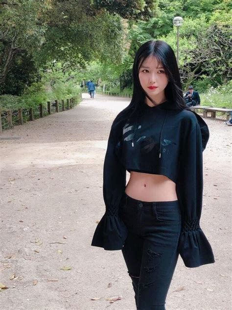 한일 혼혈 그라비아 모델 후방주의 꾸르 Women Fashion Crop Tops