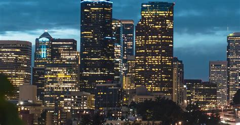 집 밖의 4k 비디오 가벼운 거리 건물 건축 고층 건물 교통 구름 구름 배경 구름 위 긴 노출 낮과 밤