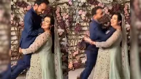 Bride Picked Up The Groom On Wedding Stage Funny Video Viral Mhkp