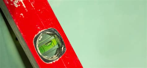 공구 레벨을 작성합니다 녹색 배경에 격리 된 적수 수준의 도구 개념 공간을 복사합니다 녹색에 대한 스톡 사진 및 기타 이미지 Istock