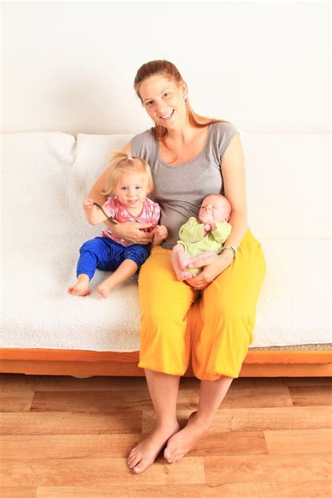 Fam Lia Feliz M E Com Dois Filhos Foto De Stock Imagem De Tomada Filha