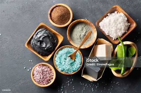 스파 몸과 얼굴을 위한 천연 화장품 해초 허브 비누 사해 진흙 지상 커피 스크럽 알로에 어두운 테이블에 얼굴 마스크점과 푸른 바다 소금 맨 위 보기 공간을 복사합니다 0명에