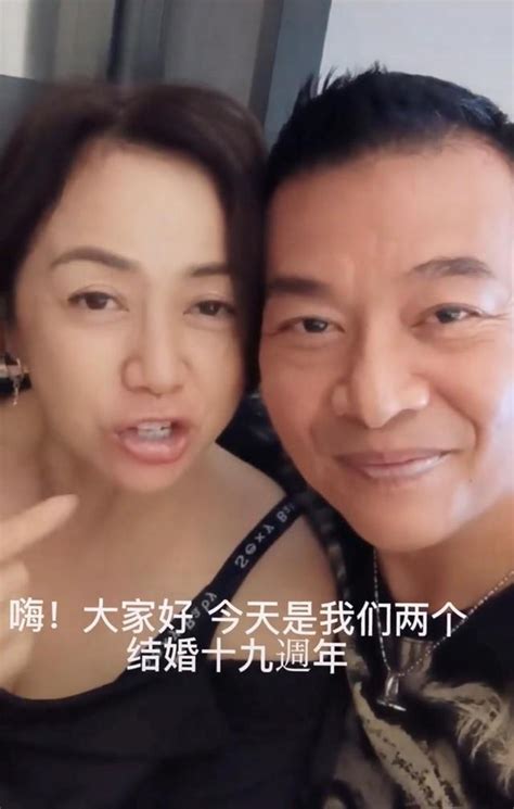 61岁港星吴毅将婚礼上演出，拍胸跺脚动作浮夸，唱爱国歌曲中气足吴毅将港星中气新浪新闻