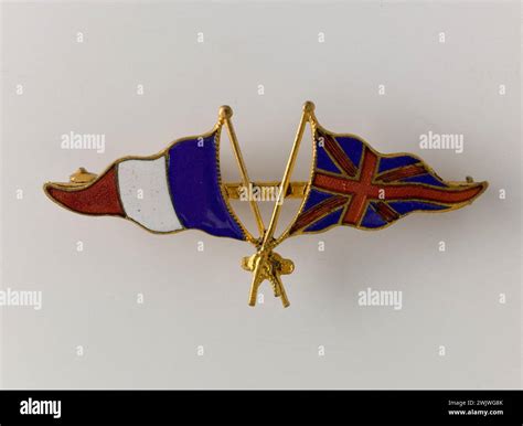 War 1939 1945 Pin With Franco British Flags Enamelled Metal 1944