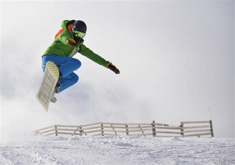 What Is The Difference Between Snowboarding And Skiing Pediaacom