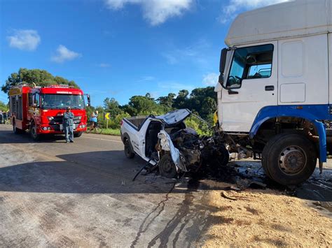 Jovem morre em grave colisão entre carreta e picape na BR 282 Rádio