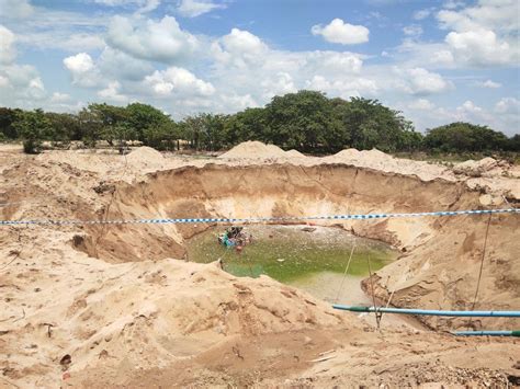 ចុះបូមខ្សាច់ក្នុងរណ្តៅ បណ្តាលឲ្យបាក់ដីសង្កត់ស្លាប់ នៅស្រុកកំពង់លែង ខេត្តកំពង់ឆ្នាំង សារព័ត៌មាន