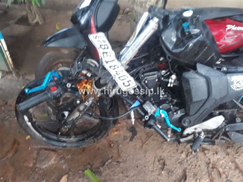 ටිපර් රථයක යතුරුපැදියක් ගැටී තරුණයන් දෙදෙනෙකු මිය යයි Photos Bike