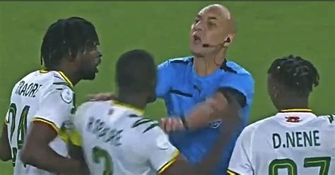 L arbitro spinge Traoré scoppia il caos in campo alla fine di Mali