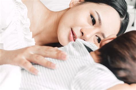 어머니 들고 아기 손을 흰 침대에 자 고입니다 가족 개념의 사랑 가족에 대한 스톡 사진 및 기타 이미지 가족 개념 귀여운