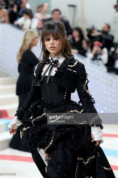 on Twitter la tenue est trop BELLE elle porte ça trop bien 9 10