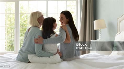 후방보기 할머니 성인 딸 손녀 포옹 에 침대 60 69세에 대한 스톡 사진 및 기타 이미지 60 69세 가정 생활 가족
