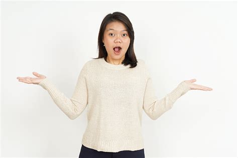 흰색 배경에 고립 된 아름다운 아시아 여성의 빈 손바닥에 두 가지 제품을 보여주는 20 24세에 대한 스톡 사진 및 기타 이미지