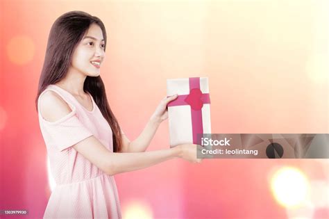 빨간 리본과 하트 모양의 흰색 선물 상자를 들고 있는 아시아 여성 개념에 대한 스톡 사진 및 기타 이미지 개념 공휴일