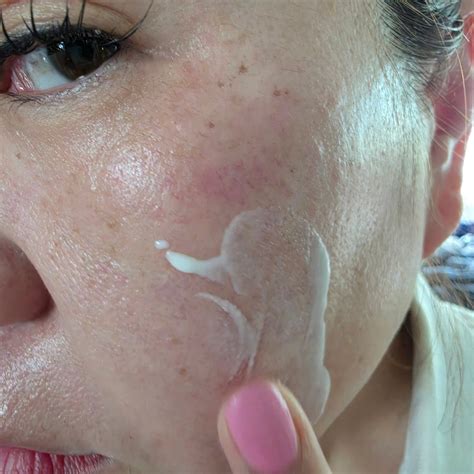 박수진 협찬 햇살이 쨍쨍한 날 내 피부를 지켜주는 이니스프리 선크림 ☀️ 가볍게 발리는 사용감 진짜 최고 피부 열감도 잡아주고 진정 효과까지 😍💦 1️⃣