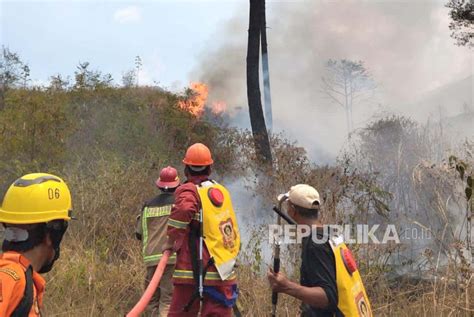 Lahan Di Gunung Guntur Garut Kebakaran Titik Api Masih Terlihat Republika Online