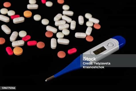 검은 배경에 다른 약 알 약 정제 및 온도계 많은 알 약과 정제 텍스트 공간입니다 의료 맨 위 보기입니다 공간을 복사합니다 새