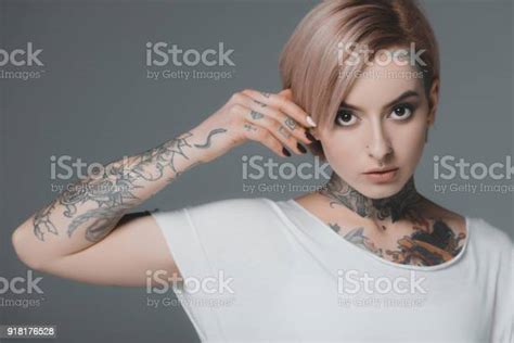 회색에 고립 된 카메라를 보고 하는 문신과 아름 다운 젊은 여자의 초상화 T 셔츠에 대한 스톡 사진 및 기타 이미지 T 셔츠