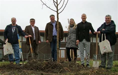 Stadtgartenamt pflanzt Maulbeerbäume am Neusiedler See Bayreuth de