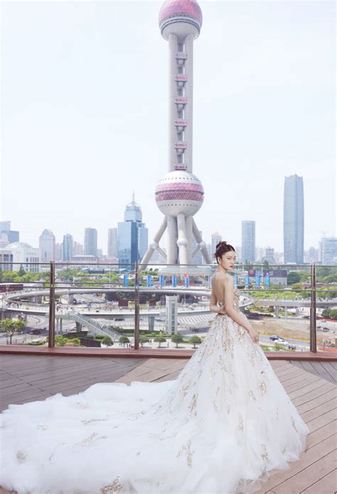 张雪迎穿白金纱裙亮相活动 身材纤细秀美背似仙女 搜狐大视野 搜狐新闻