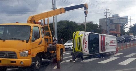 `아찔` 위급 환자 싣고 급히 달리던 119구급차 1t 트럭과 충돌