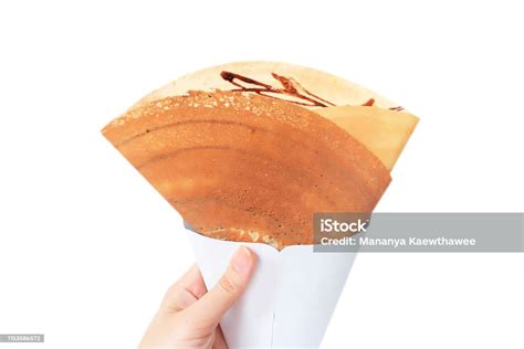 디저트 초콜렛 소스에 말린 돼지고기 크레페 팬케이크 평면도 여성은 흰색 바탕에 집에서 만든 갈색 크레페를 손으로 잡고 어떤