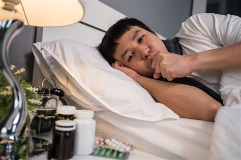 아픈 사람 피곤 하 고 침대에서 기침 감기와 독감에 대한 스톡 사진 및 기타 이미지 감기와 독감 건강관리와 의술 건강한