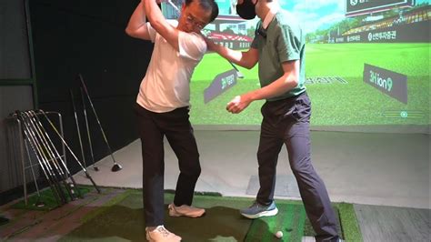 어깨 힘빼시고 천천히 부드럽게 그립을 잡고 탑까지 올리시고 체중 중심만 이동하시니 대박입니다 Youtube