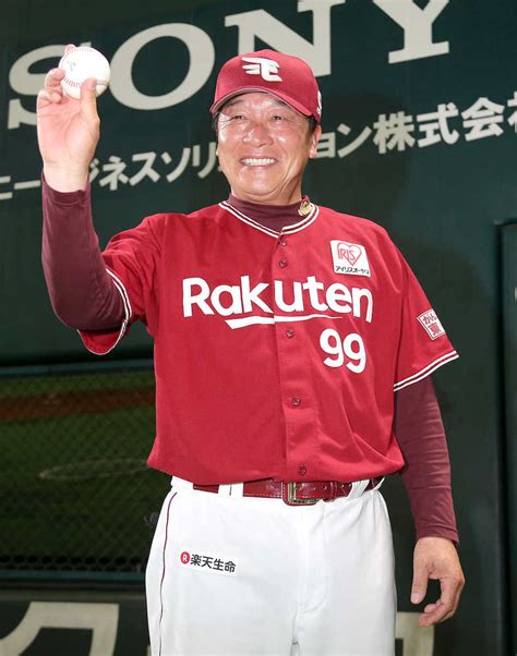 ＜ソ・楽＞監督通算800勝を達成しウイニングボールを手に笑顔の梨田監督（撮影・中村 達也） ― スポニチ Sponichi Annex 野球