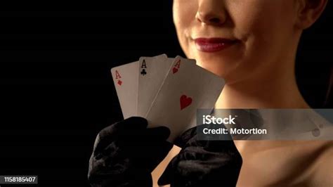 카메라에 에이스의 세 가지를 보여주는 웃는 여자 포커 조합 우승자 3가지 개체에 대한 스톡 사진 및 기타 이미지 3가지 개체 Championship 가까운 Istock