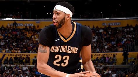 Anthony Davis Leaves Game With Knee Injury