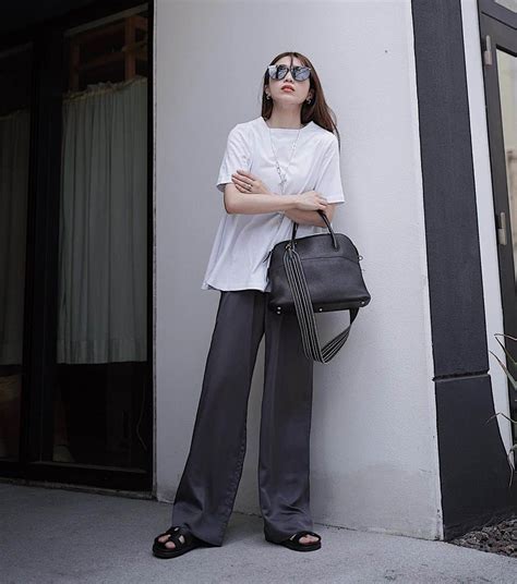 喜田彩子さんのインスタグラム写真 喜田彩子instagram「シンプルながら体型カバーが叶う一着 ／ ⁡ 昨日のコーデ。 ⁡