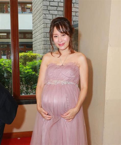 鹿鼎記小郡主42歲的鄺文珣結婚十一年挺著7個月的孕肚當伴娘 每日頭條