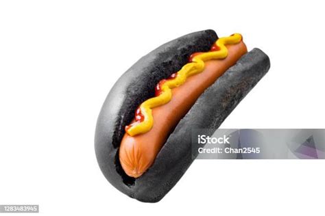미국 전통 패스트푸드 핫도그 신선한 유기농 빵 빵 흰 밀과 블랙 숯 소시지 케첩 겨자 구운 양파 피클 감자 튀김 웨지 콜슬로와 함께 식사 0명에 대한 스톡 사진 및 기타