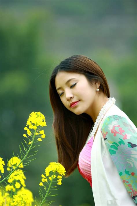 桃花園裏的美麗裙裝長發飄飄姑娘美 每日頭條