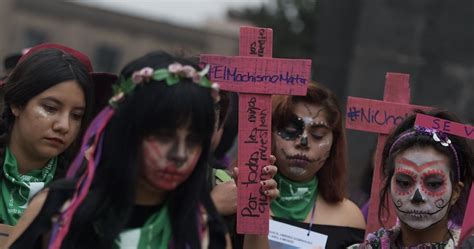 Marchan por Paseo de la Reforma contra feminicidios piden atención por