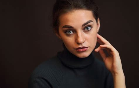 Download Wallpaper Look Close Up Face Pose Background Model Hand