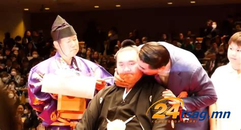 Харүмафүжи Д Бямбадорж Хакухо М Даваажаргалыг үнсэж уйлуулав