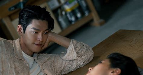 신민아♥ 김우빈 공개연애 11년 차에 겹경사 터졌다…넷플릭스 글로벌 Tv쇼 3위 지니