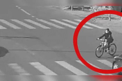 江苏学生骑自行车过马路被撞 腾空翻滚重摔在地