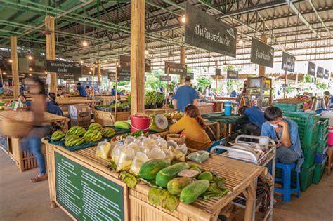 수안 삼프란 숙자이 파머스 마켓에서 Otop 제품을 걷고 판매하는 사람들을 잘 아는 사람들 거리에 대한 스톡 사진 및 기타 이미지 Istock