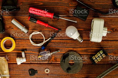 나무 테이블에 다양한 전기 공급 자신의 손으로 집에서 전기 장비의 수리 전선을 수리할 준비를 합니다 작업 장비에 대한 스톡 사진 및 기타 이미지 Istock