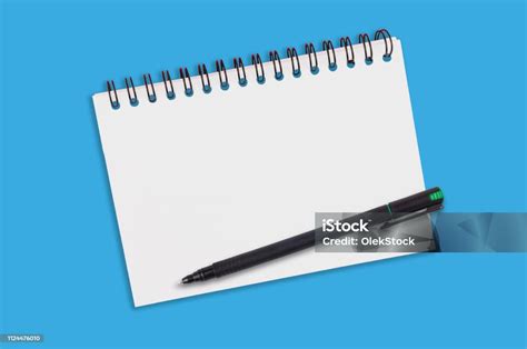나선형 바인더와 검은 플라스틱 펜 근처 빈 시트 1 종이 메모장 블루 사무실 테이블의 거짓말 최고의 볼 수 있습니다 텍스트에 대 한 공간을 복사 합니다 비즈니스 또는 교육의