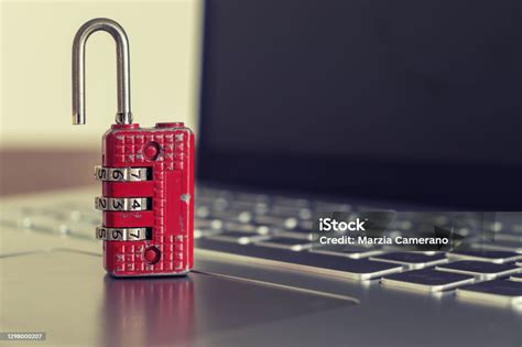 노트북 키보드에 빨간색 망가진 자물쇠 컴퓨터 보안 개념입니다 공간을 복사합니다 사생활에 대한 스톡 사진 및 기타 이미지 사생활 금융 0명 Istock