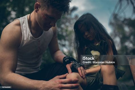 Ayah Tunawisma Memeriksa Luka Di Kaki Putrinya Foto Stok Unduh Gambar