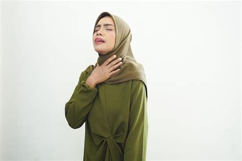 Premium Photo Asian Muslim Woman Feels So Thirsty Because Of Hot